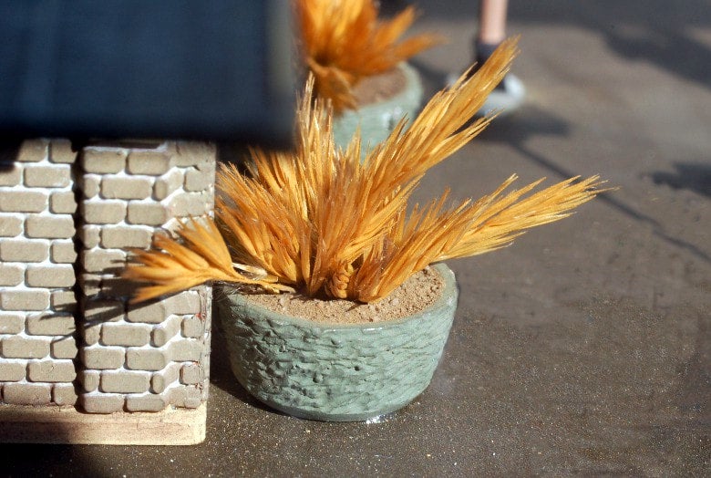 Uneek 200 HO Scale Planter with Round Base | ScaleModelCo Hobby Centre